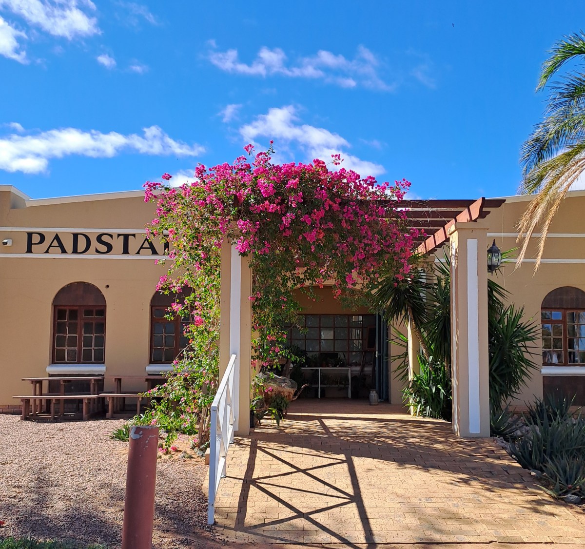 Padstalle en lekker stopplekke langs die langpad. | Reiskaskenades